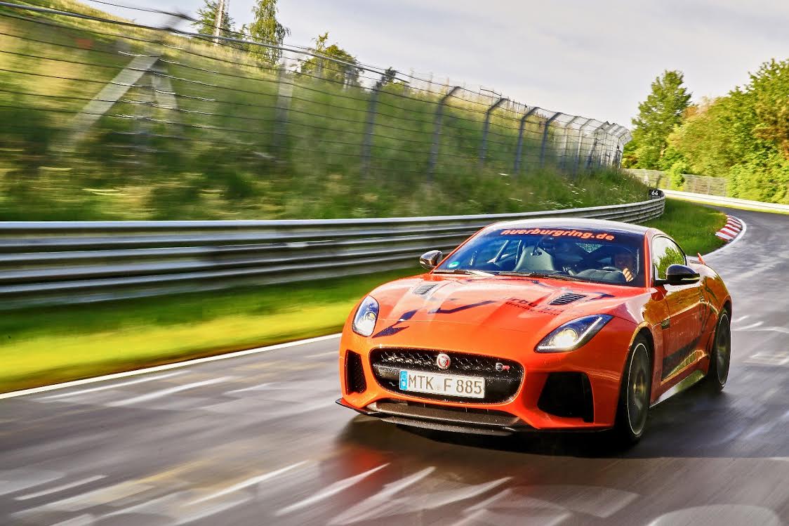 Carros de rua – Novo F-TYPE SVR leva clientes a 321km/h em Nurburgring
