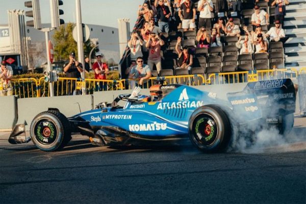 Carlos Sainz estreia circuito de Madri em evento histórico da F1