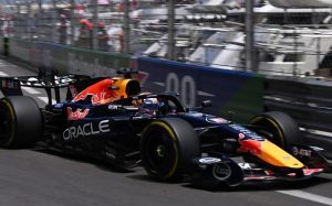 Verstappen celebra primeira fila após dificuldades da Red Bull